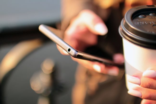 TOP TIPS ON USING YOUR PHONE WHILE TRAVELLING | The Traveller World ...